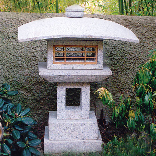 Japanische Steinlaterne aus Granit